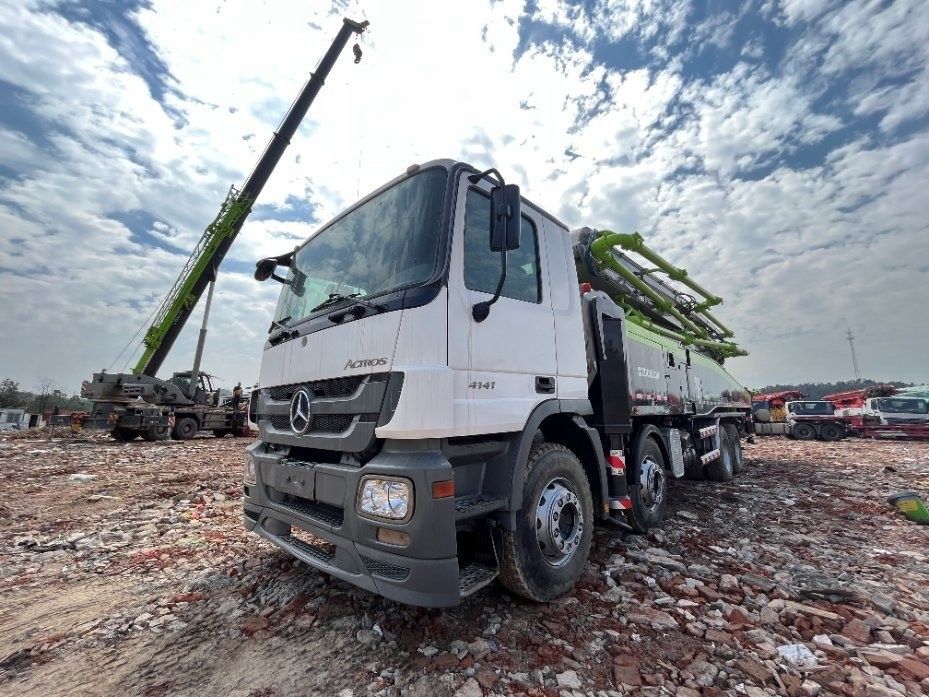 Professional Vertical Reach Of 52m Semi Dry Cement Pump Truck In ...